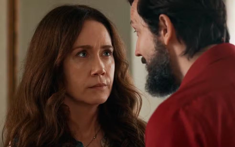 Após ser flagrada por Egídio conversando com Rachid, Dona Patroa decide ...